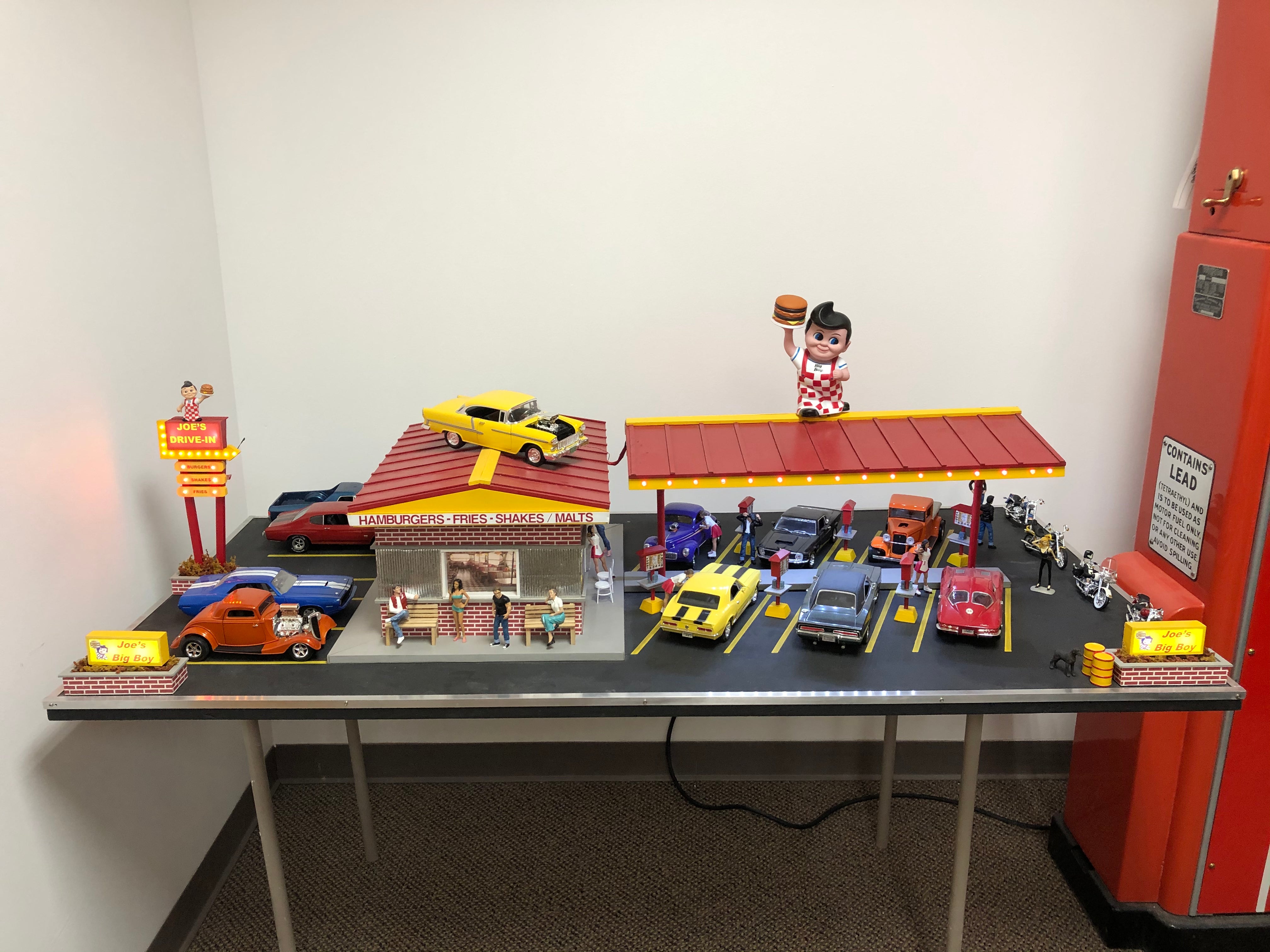 Joe's Drive in Diner - Light Up Diorama – MAXmotive LLC